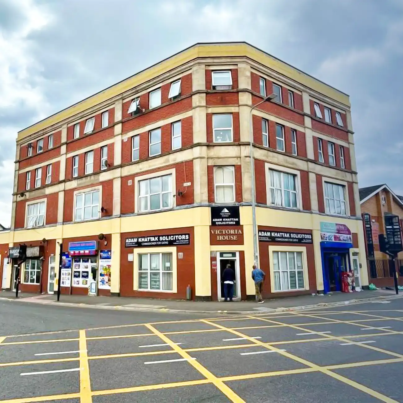 لماذا يثق العملاء بـ adam khattak solicitors؟
